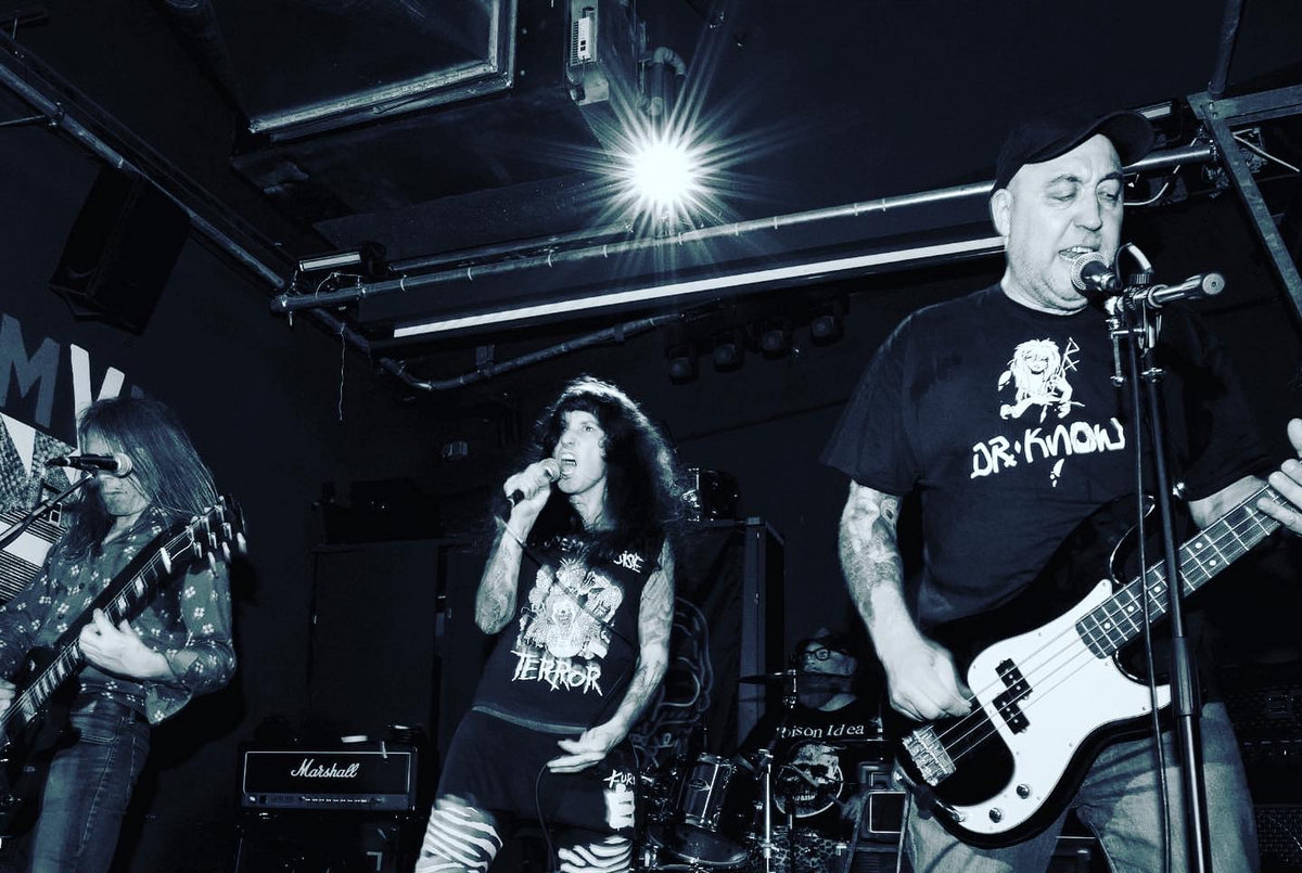 Tres canciones en el debut de Dead People – Condenado Fanzine | No Mess ...